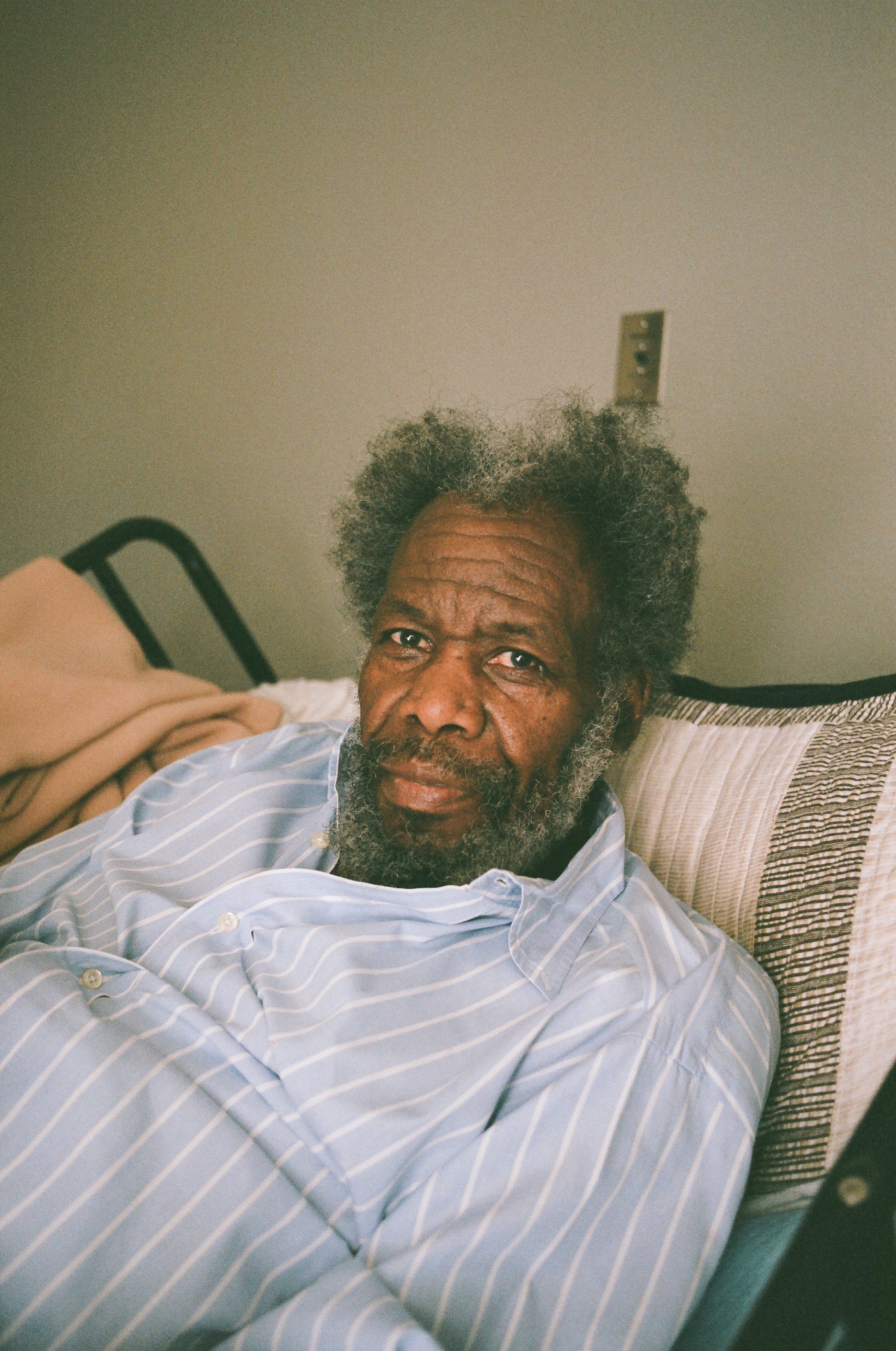 Ron Mitchell is a Hollywood Fixture. He's Also Been Homeless for 40 Years.